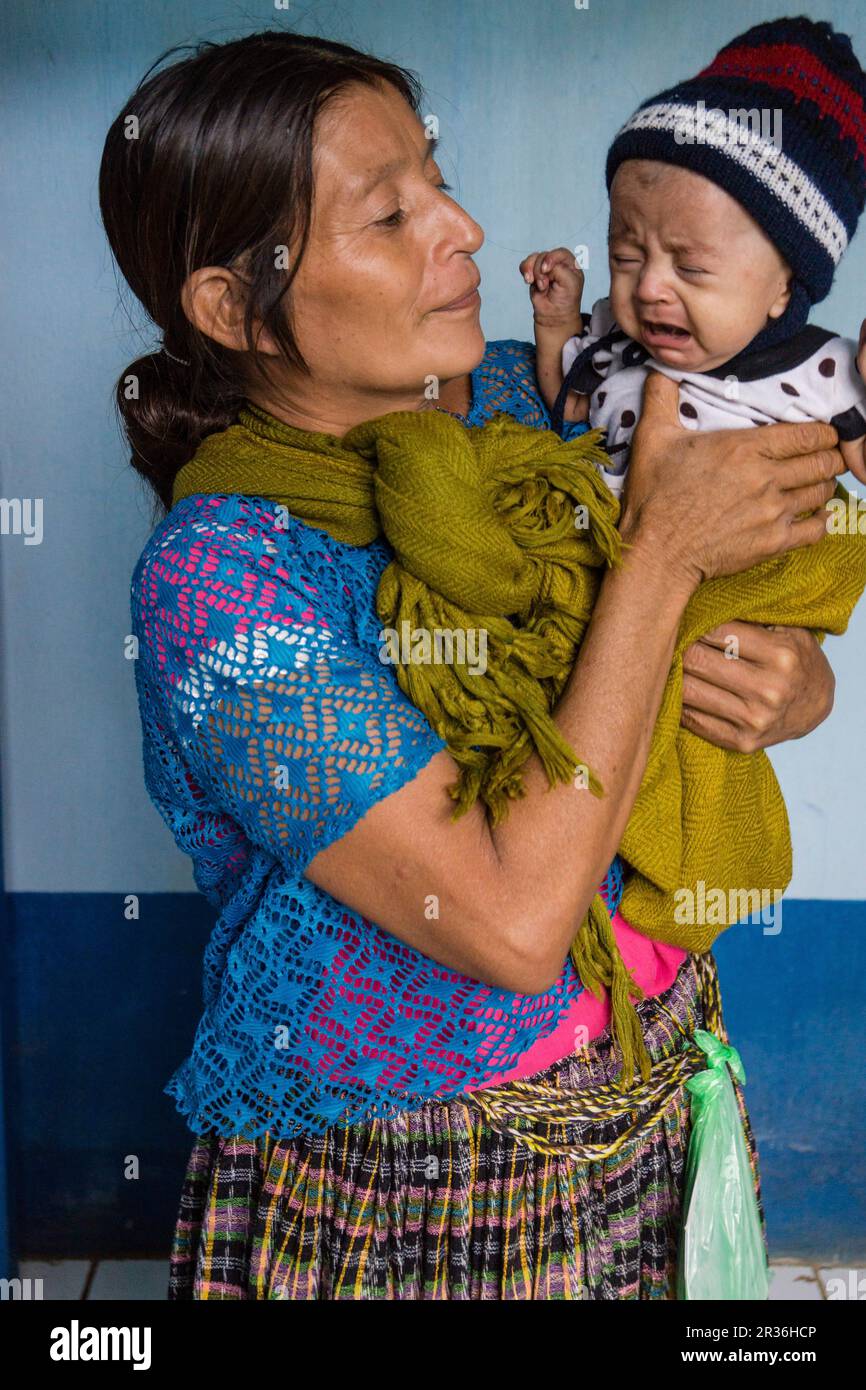 madre indigena con su bebe, centro de salud, Lancetillo ( La Parroquia ...