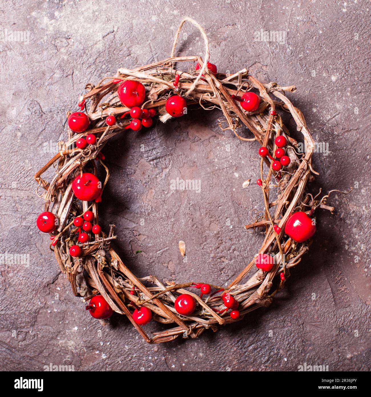 Red berry wreath hi-res stock photography and images - Alamy
