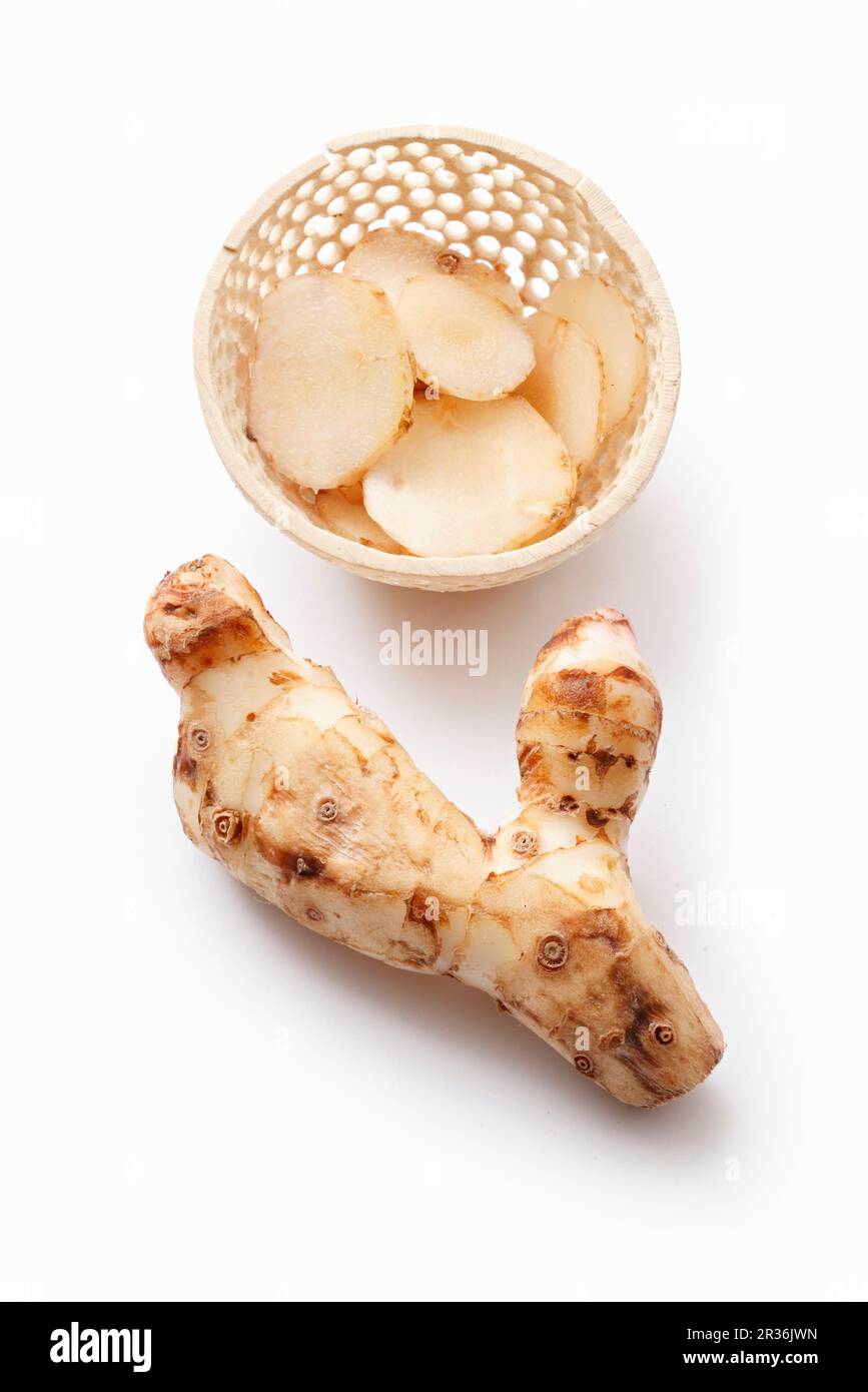 Galangal root and slices Stock Photo - Alamy