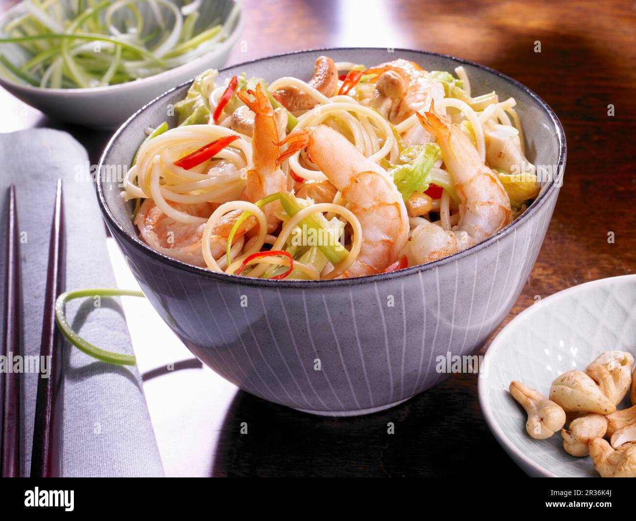 Noodles with prawns, spring onions and cashew nuts Stock Photo - Alamy