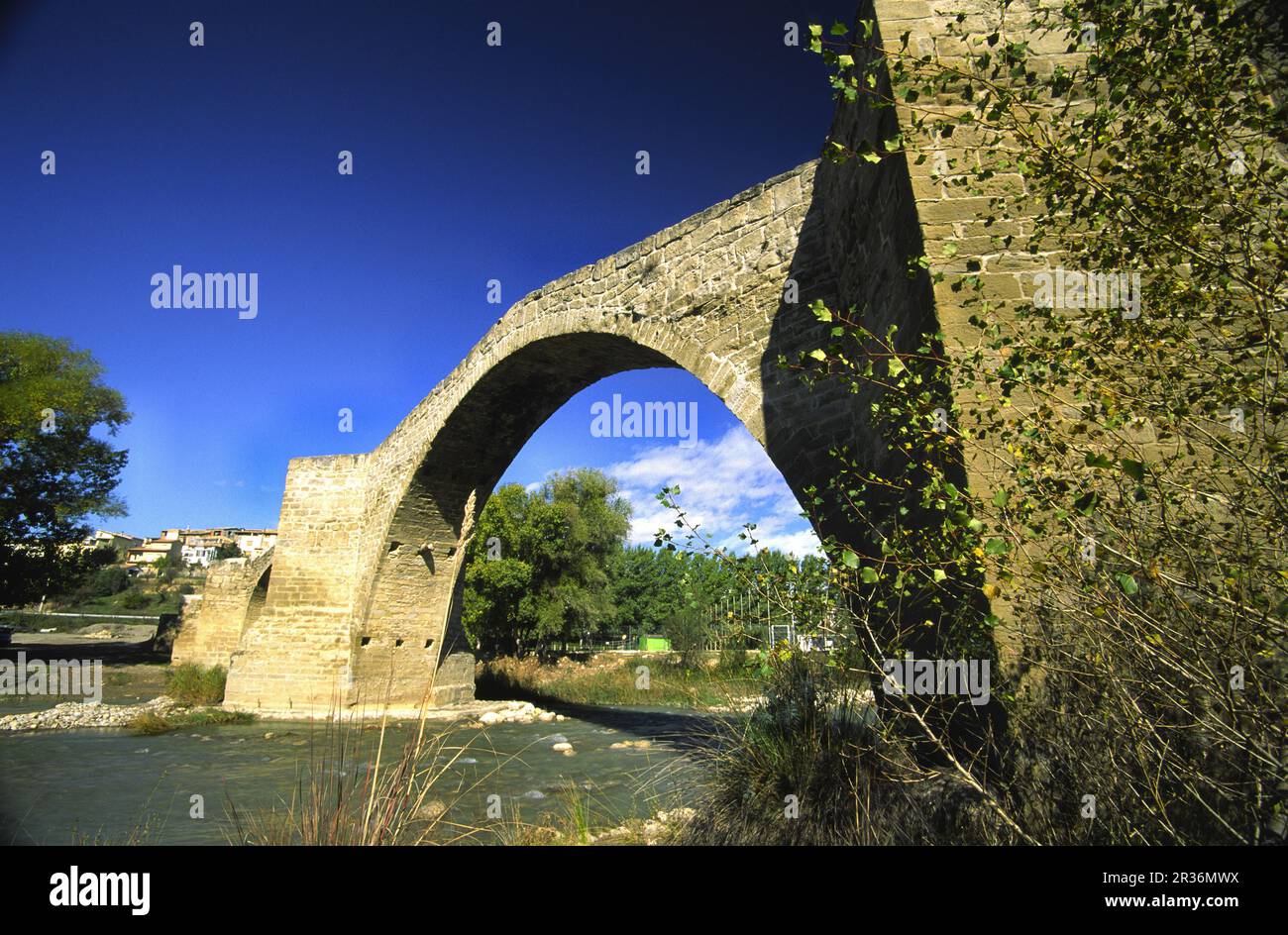 Puente romanico sobre el rio Isabena.Capella.Valle de Isábena.Pirineo ...