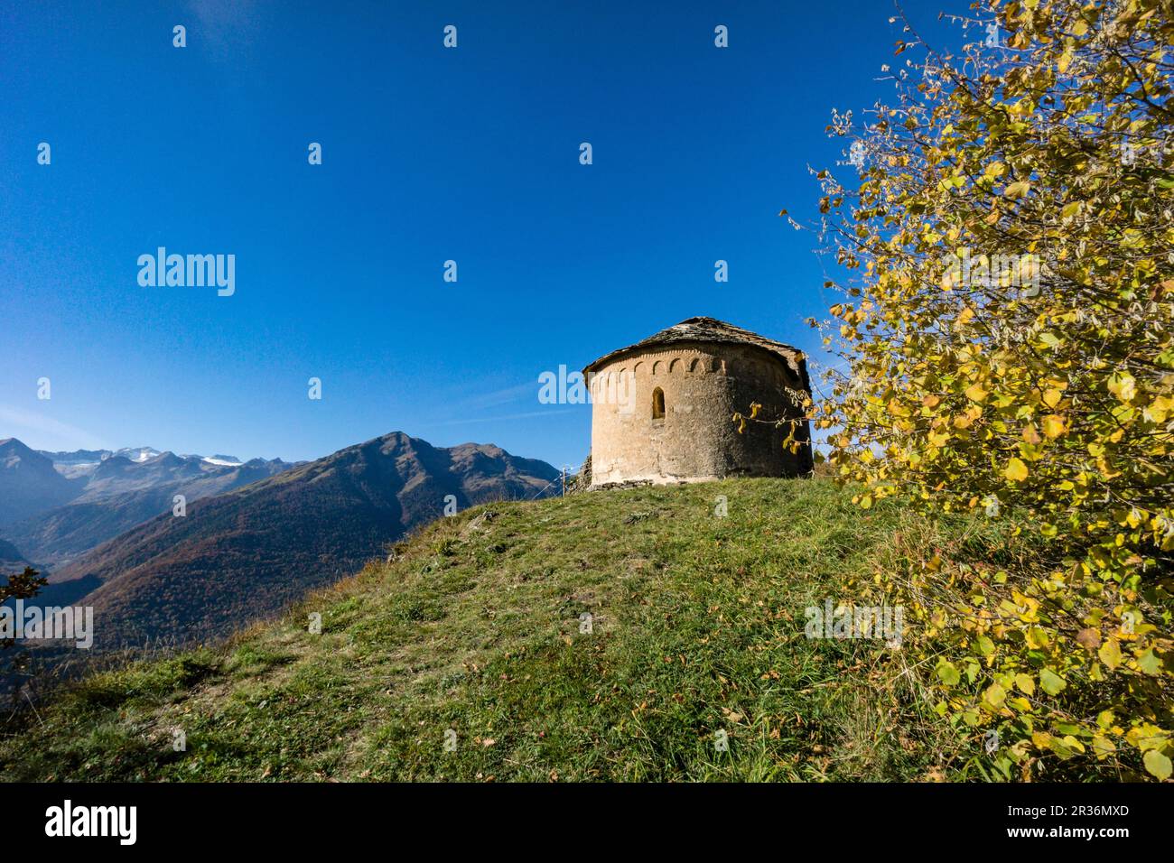 Capilla de Sant Miqueu (capilla de San Miguel) ,datado sobre el siglo X ...