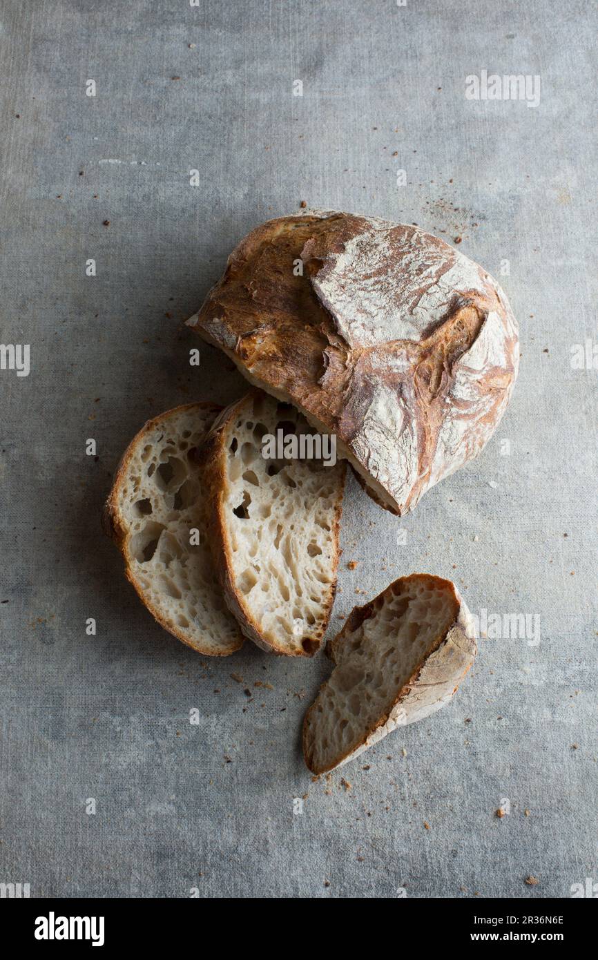 A sliced loaf of crusty bread Stock Photo - Alamy