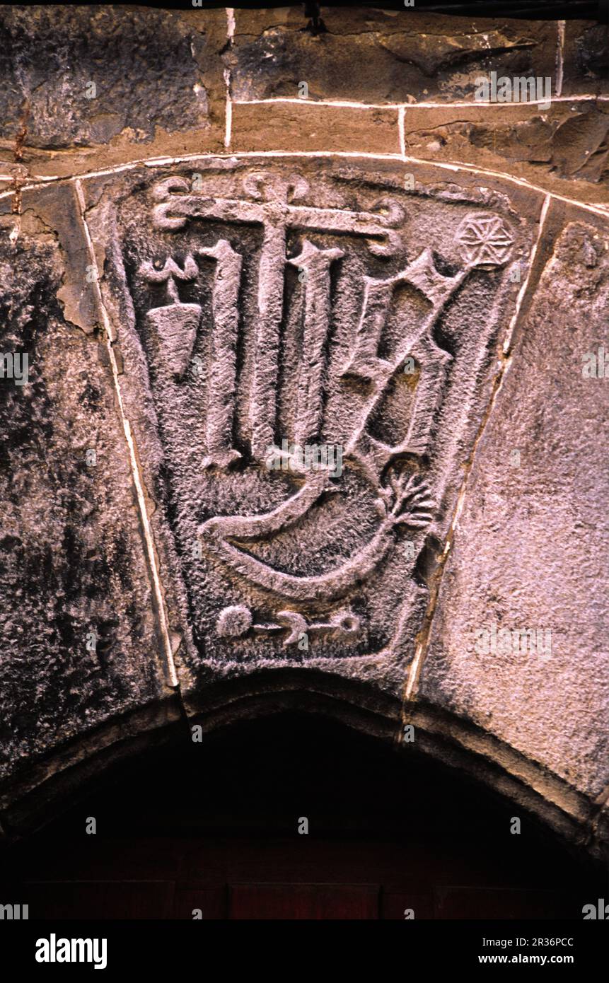 Escudo en la clave de un portal .Roncal. Valle del Roncal.Pirineos ...
