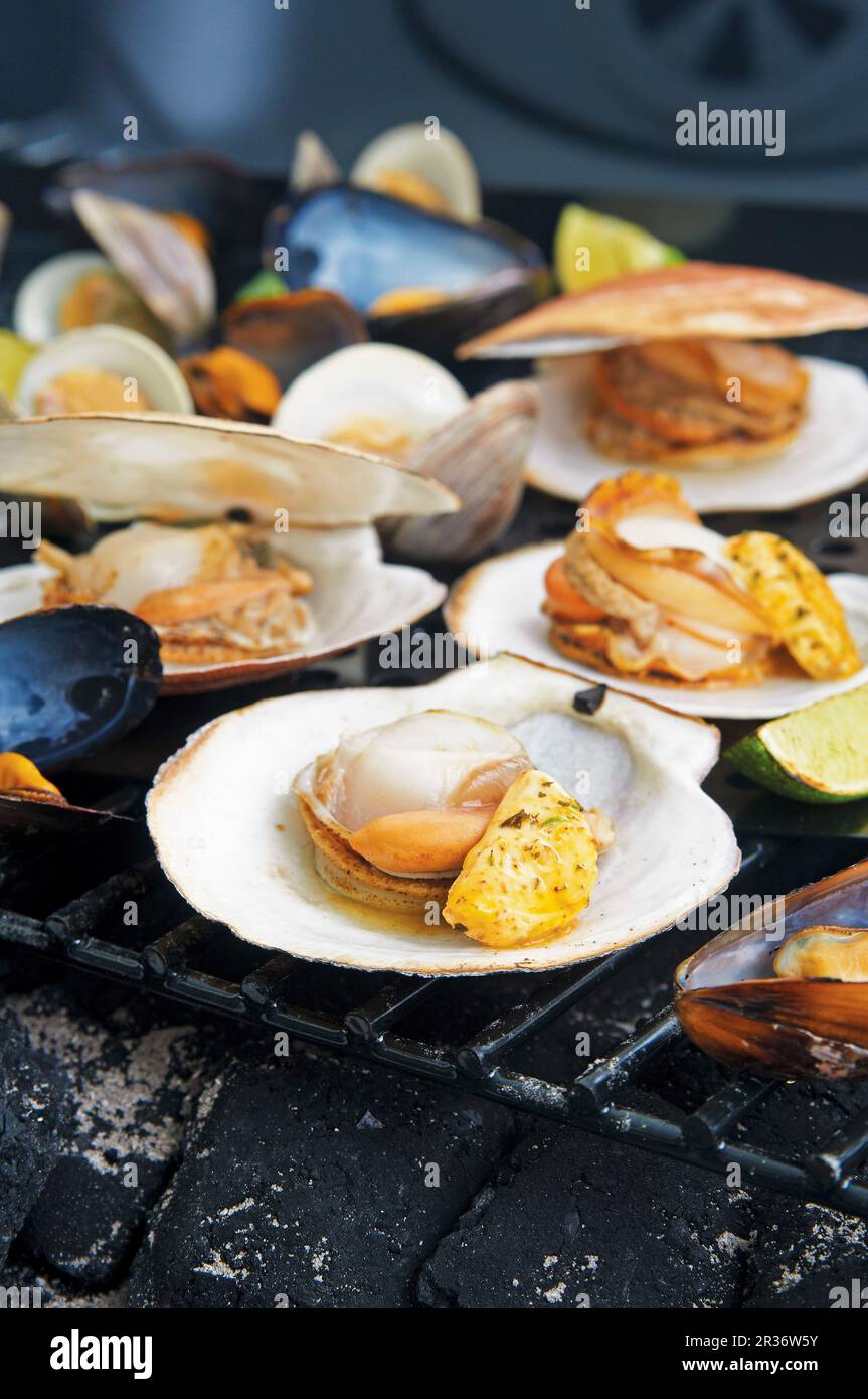 Grilled clams with lime & garlic butter on a grill rack Stock Photo - Alamy