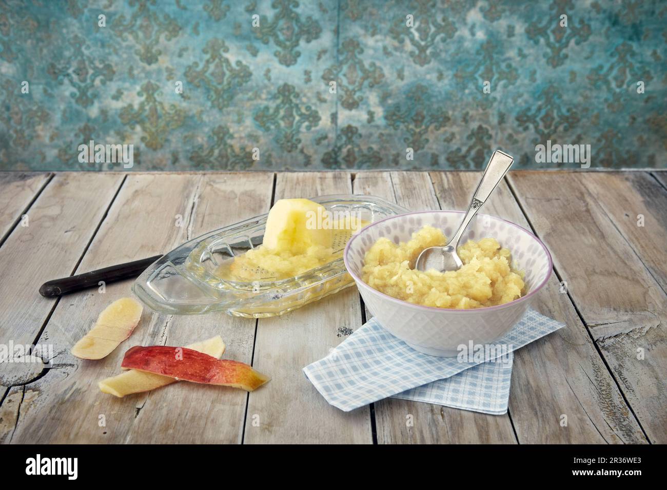 Grating bowls hi-res stock photography and images - Alamy