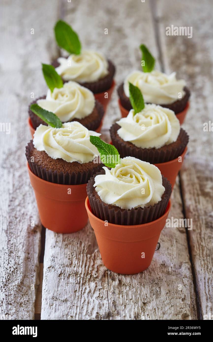 Buttercream icing pot hi-res stock photography and images - Alamy