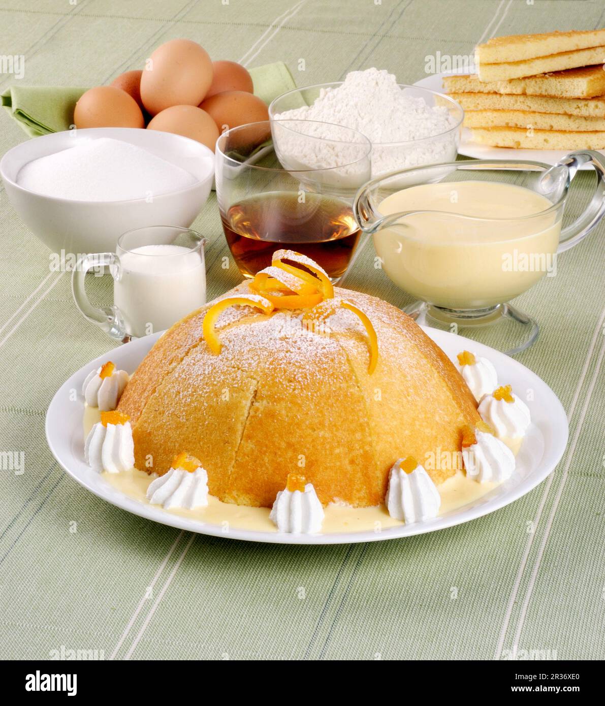 Pappa Mantovana (Italian sponge cake with vanilla sauce Stock Photo - Alamy