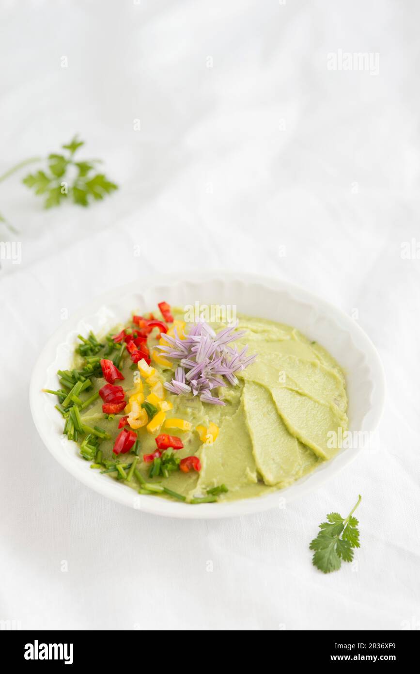 Avocado dip with chilli and chives Stock Photo - Alamy