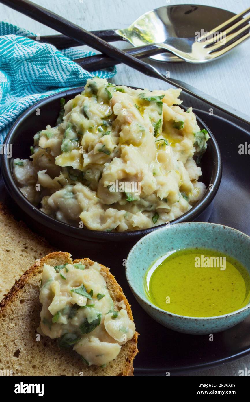 Bigilla (Maltese bean paste) with bread and olive oil Stock Photo - Alamy