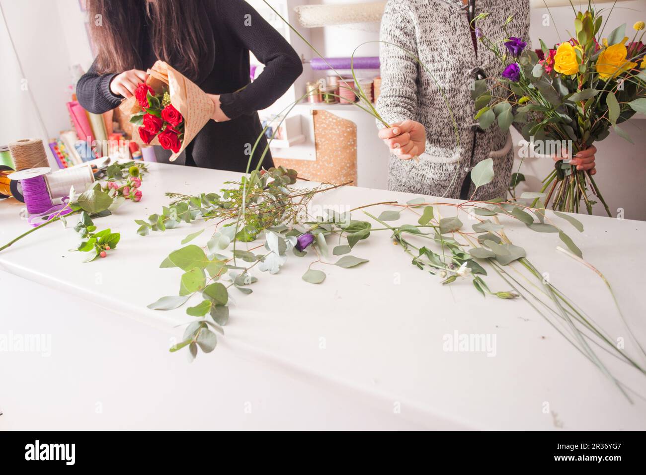 Florist making a bouquet Stock Photo - Alamy