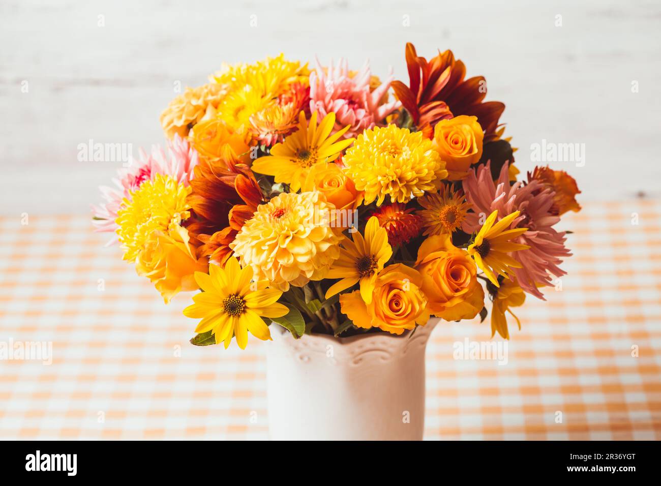 Yeloow flowers hi-res stock photography and images - Alamy
