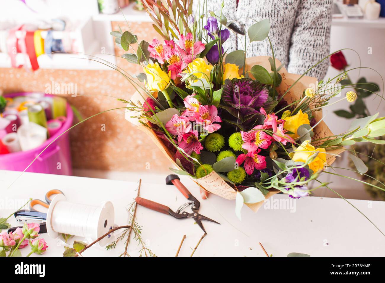 Florist making a bouquet Stock Photo - Alamy