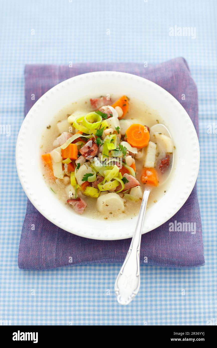 Vegetable soup with haricot beans and bacon Stock Photo - Alamy