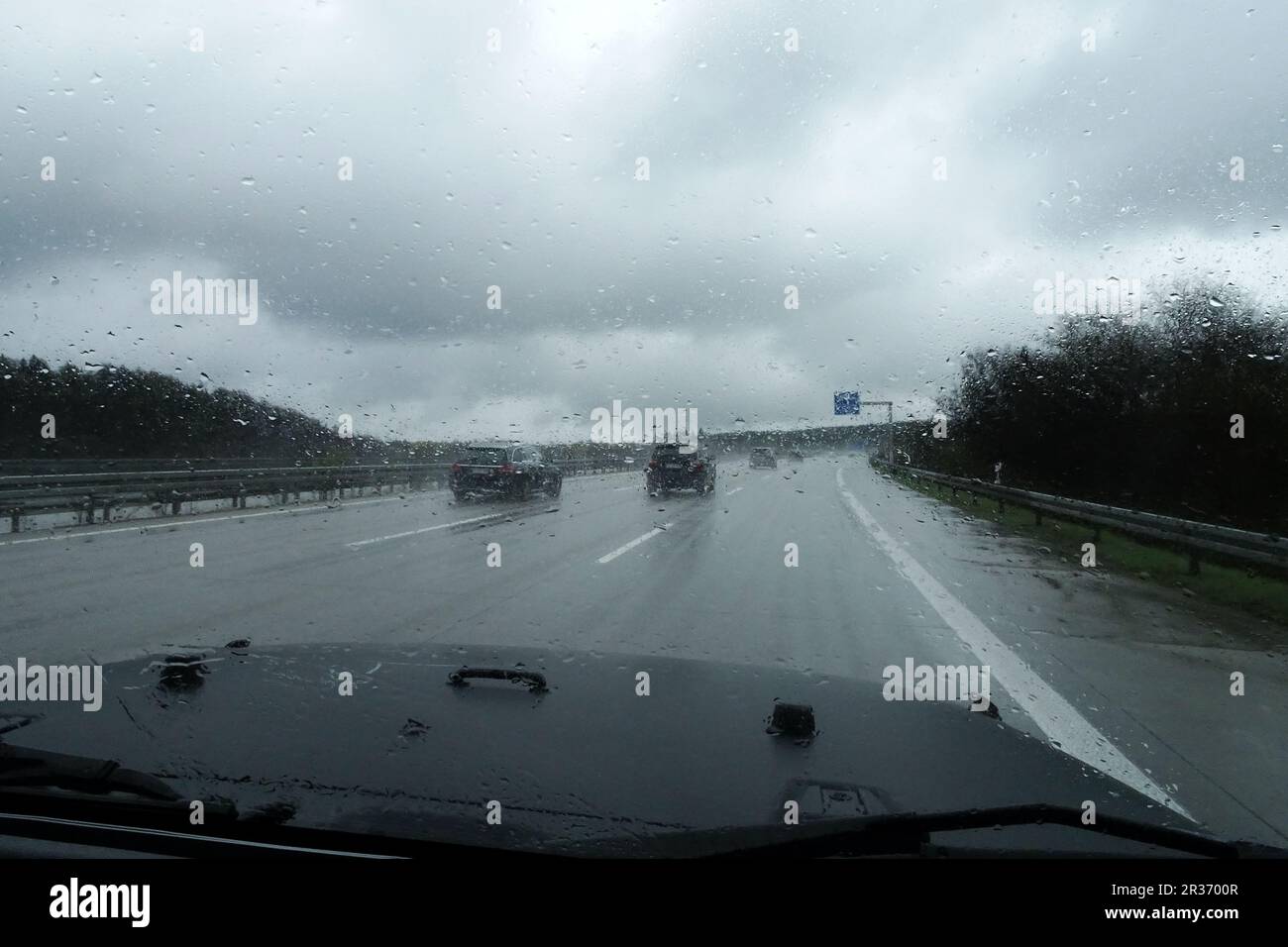 Car driving rain hi-res stock photography and images - Alamy
