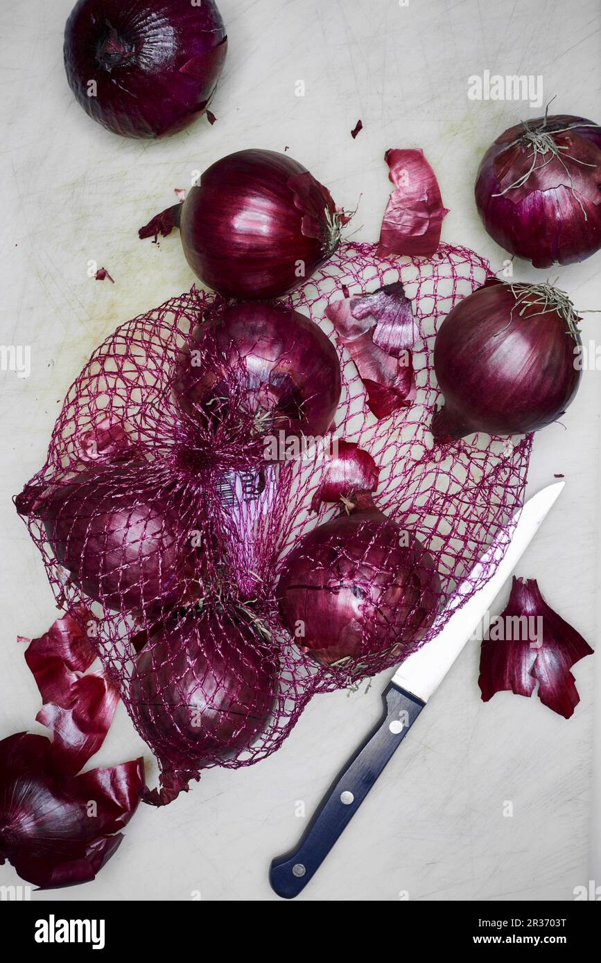 Red onions in net hi-res stock photography and images - Alamy