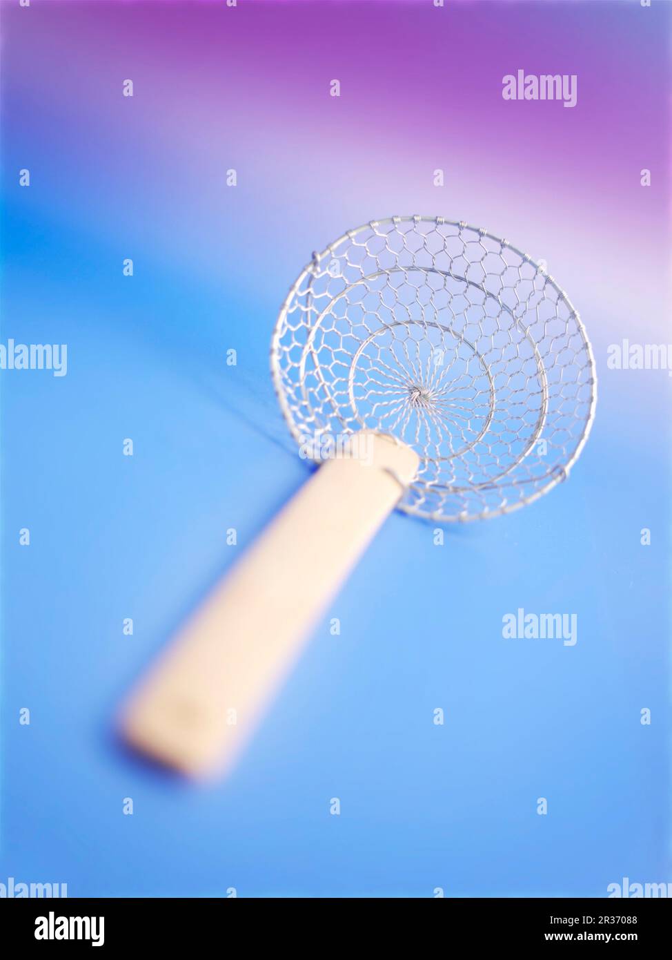 Fry sieve hi-res stock photography and images - Alamy
