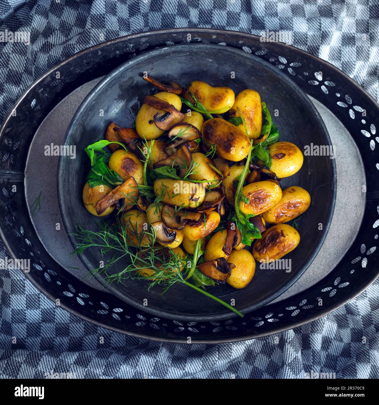 Vegan fried potatoes with mushrooms, rocket and dill Stock Photo - Alamy