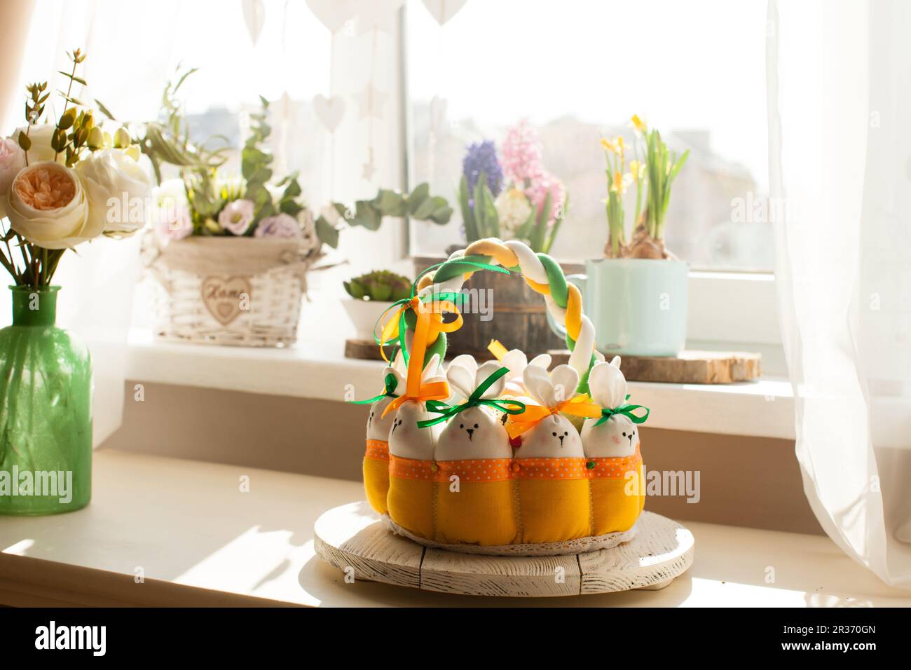 Making easter bunny rabbit hi-res stock photography and images - Alamy