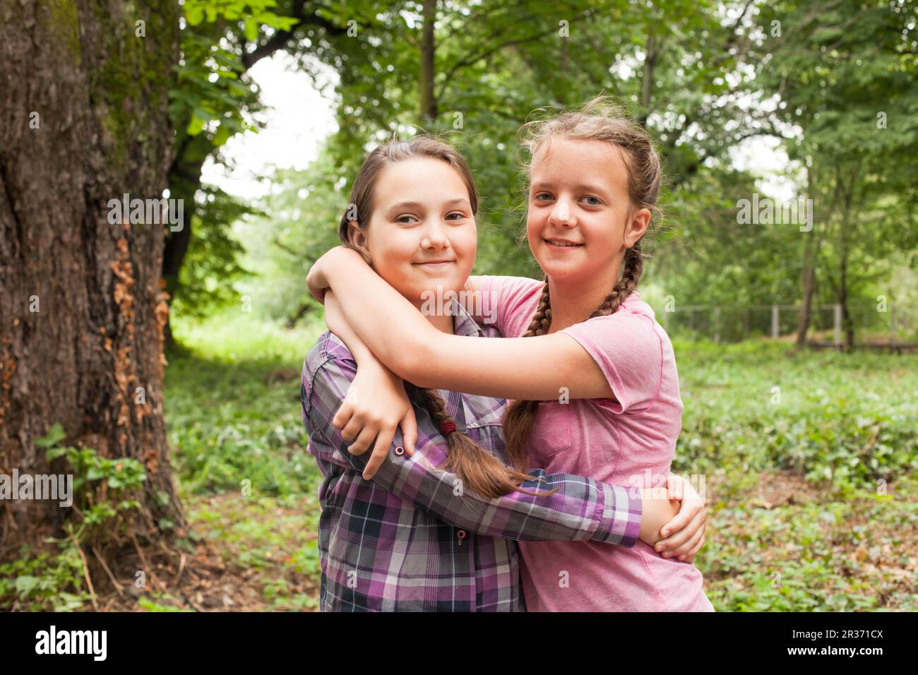 Two sisters pose portrait hi-res stock photography and images - Alamy