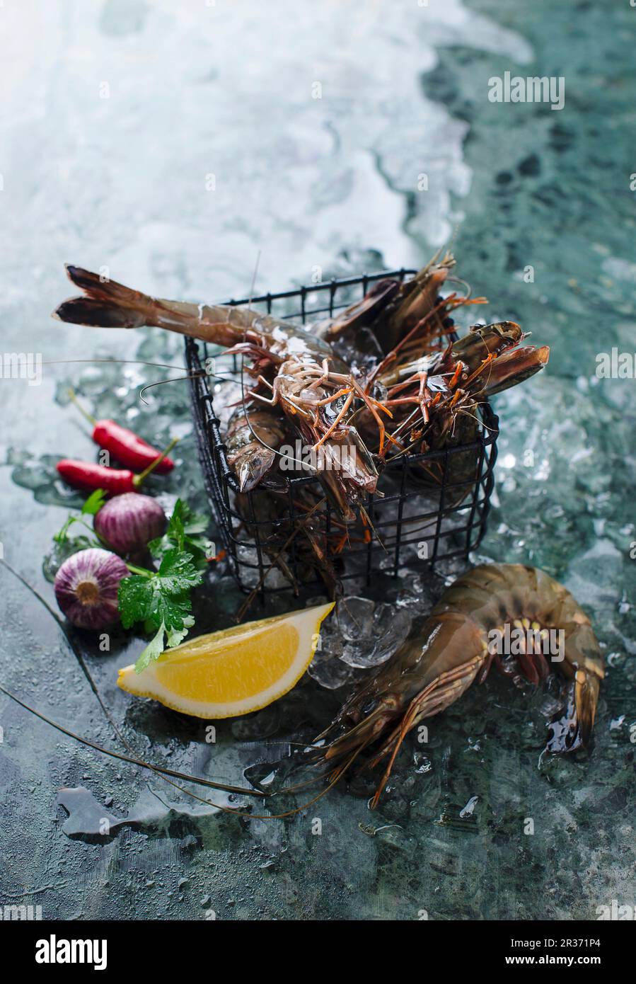 Basket with prawns hi-res stock photography and images - Alamy
