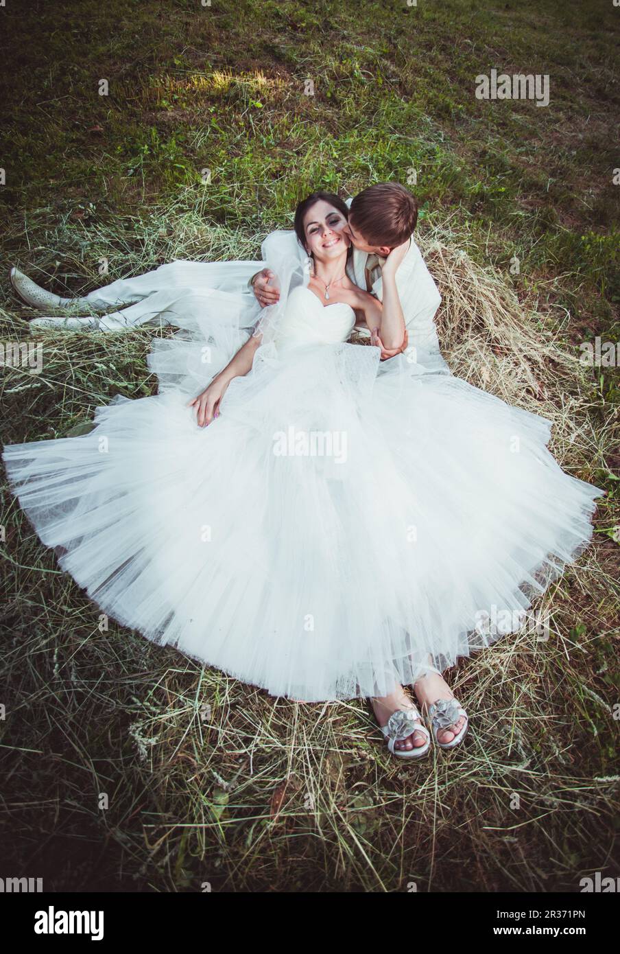 Country couple kissing hi-res stock photography and images - Alamy