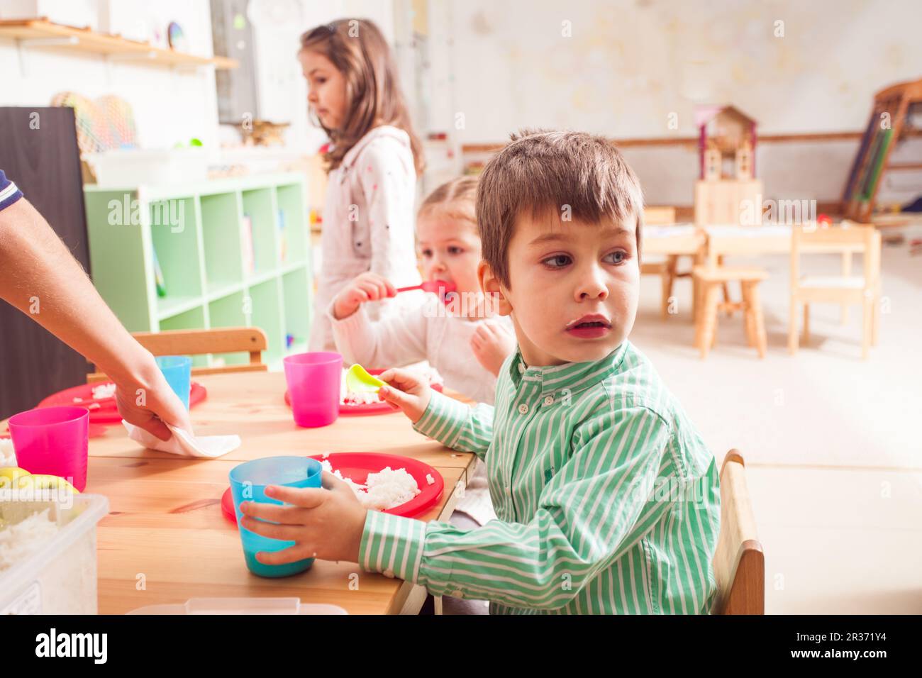 Time to eat in kindergarten Stock Photo - Alamy