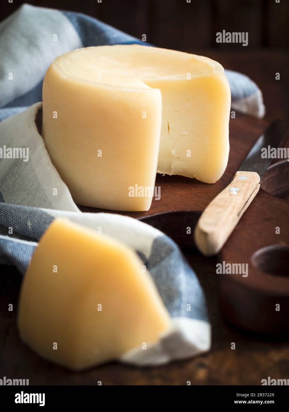 Round goat cheese hi-res stock photography and images - Alamy