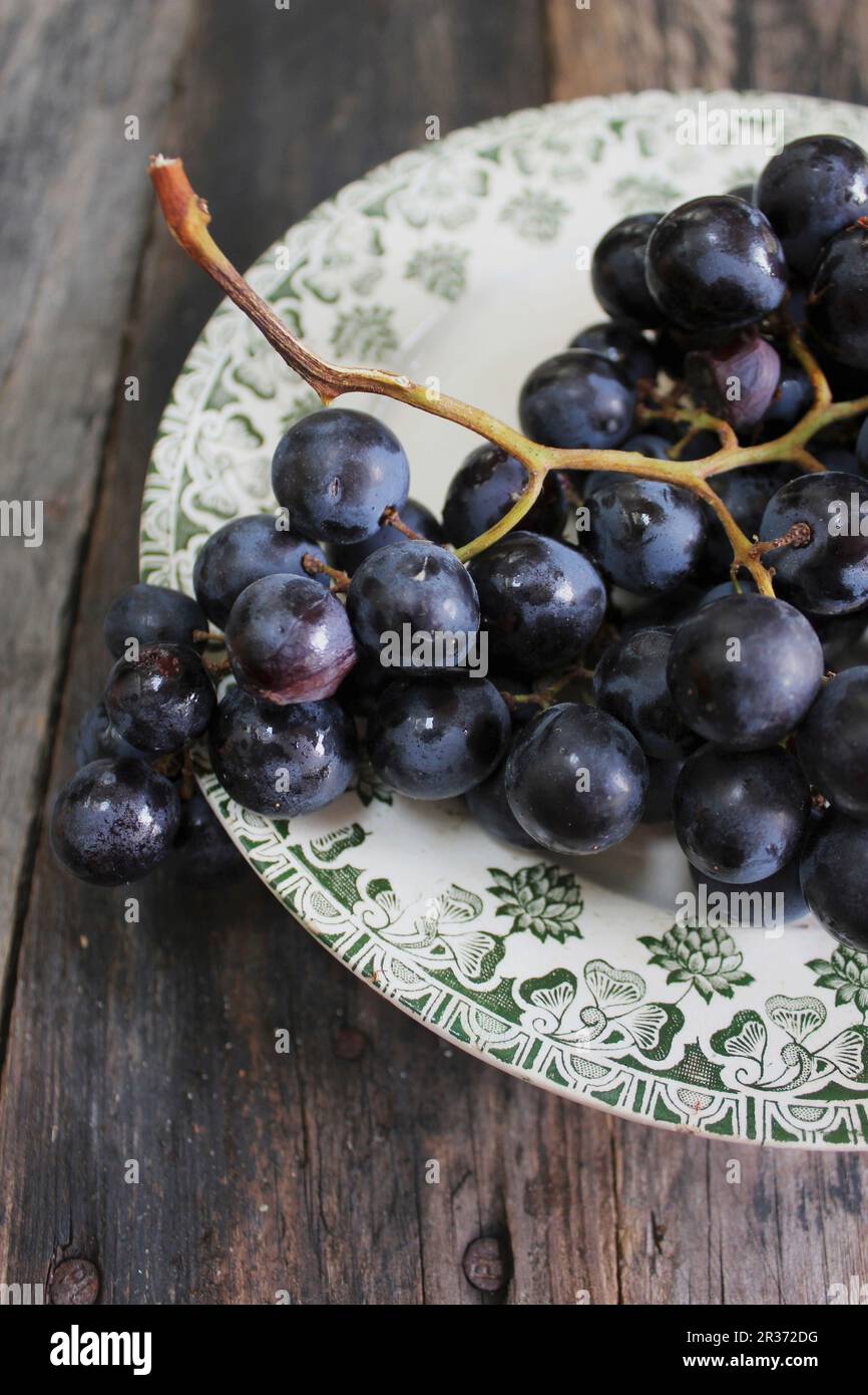 Red grapes water drops studio hi-res stock photography and images - Alamy