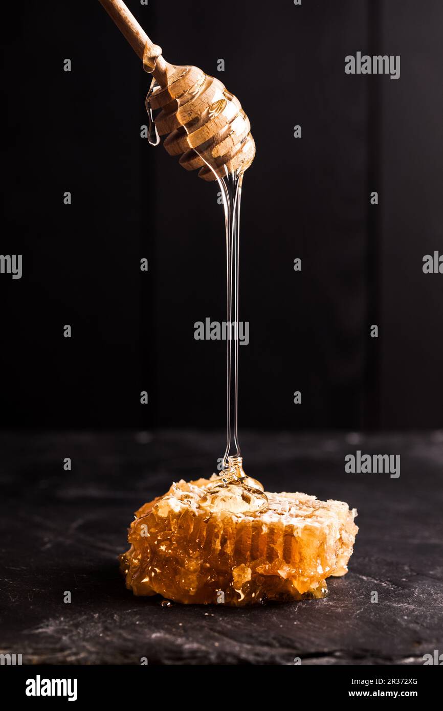 Honey drip and comb Stock Photo - Alamy