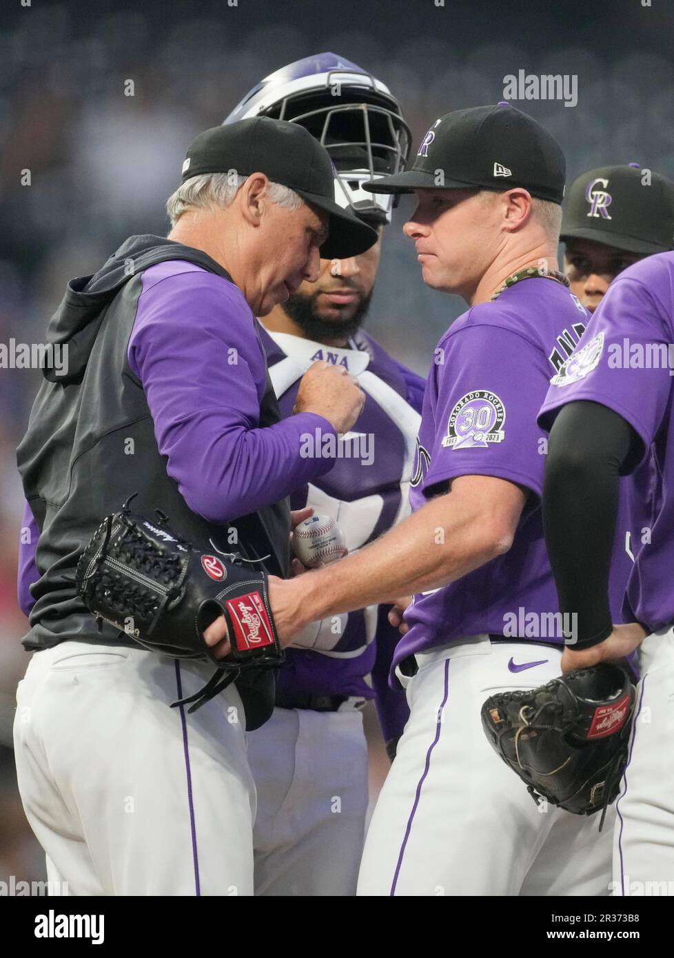 Colorado Rockies manager Bud Black, left, pulls starting pitcher Chase ...