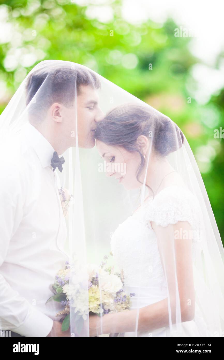 Young wedding couple outdoor hi-res stock photography and images - Alamy