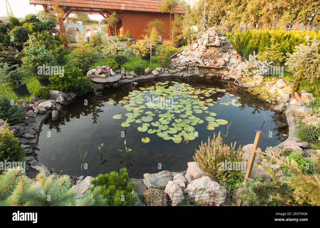 Round garden pond hi-res stock photography and images - Alamy