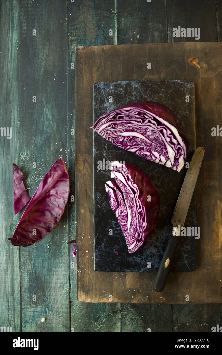 Chopped red cabbage on a chopping board Stock Photo - Alamy