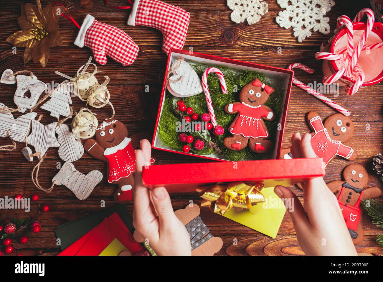 Preparation a Christmas gift box Stock Photo - Alamy