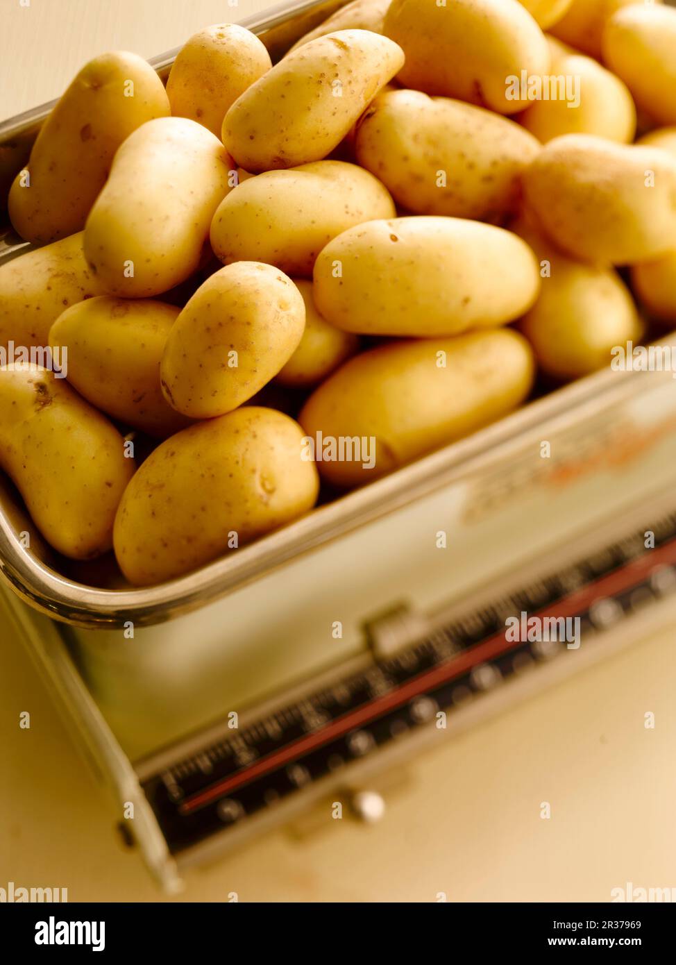 Kitchen scales with potatoes hi-res stock photography and images - Alamy