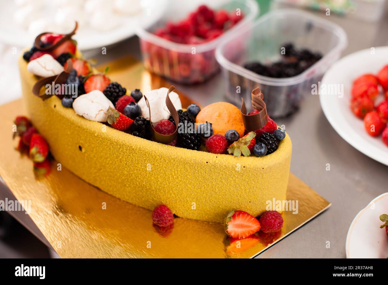 Decorating the cake Stock Photo - Alamy