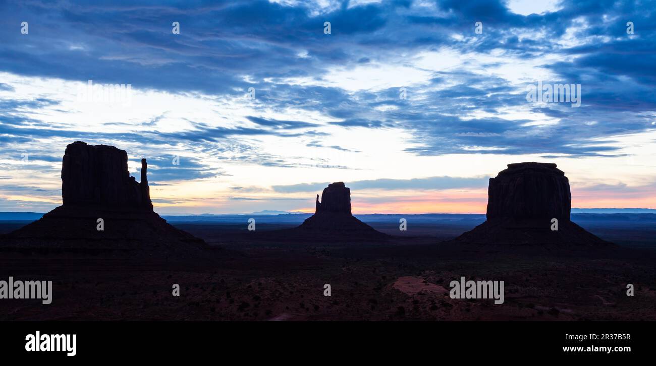 Wonderful colours during sunrise in this iconic view of Monument Valley ...