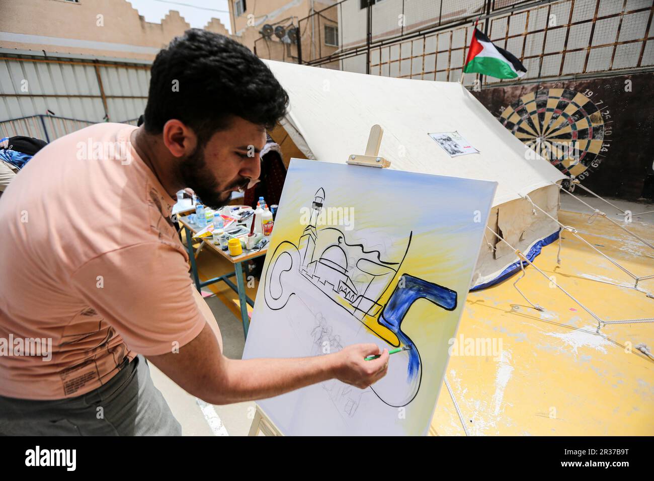 Gaza, Palestine. 22nd May, 2023. A Palestinian artist makes a painting ...