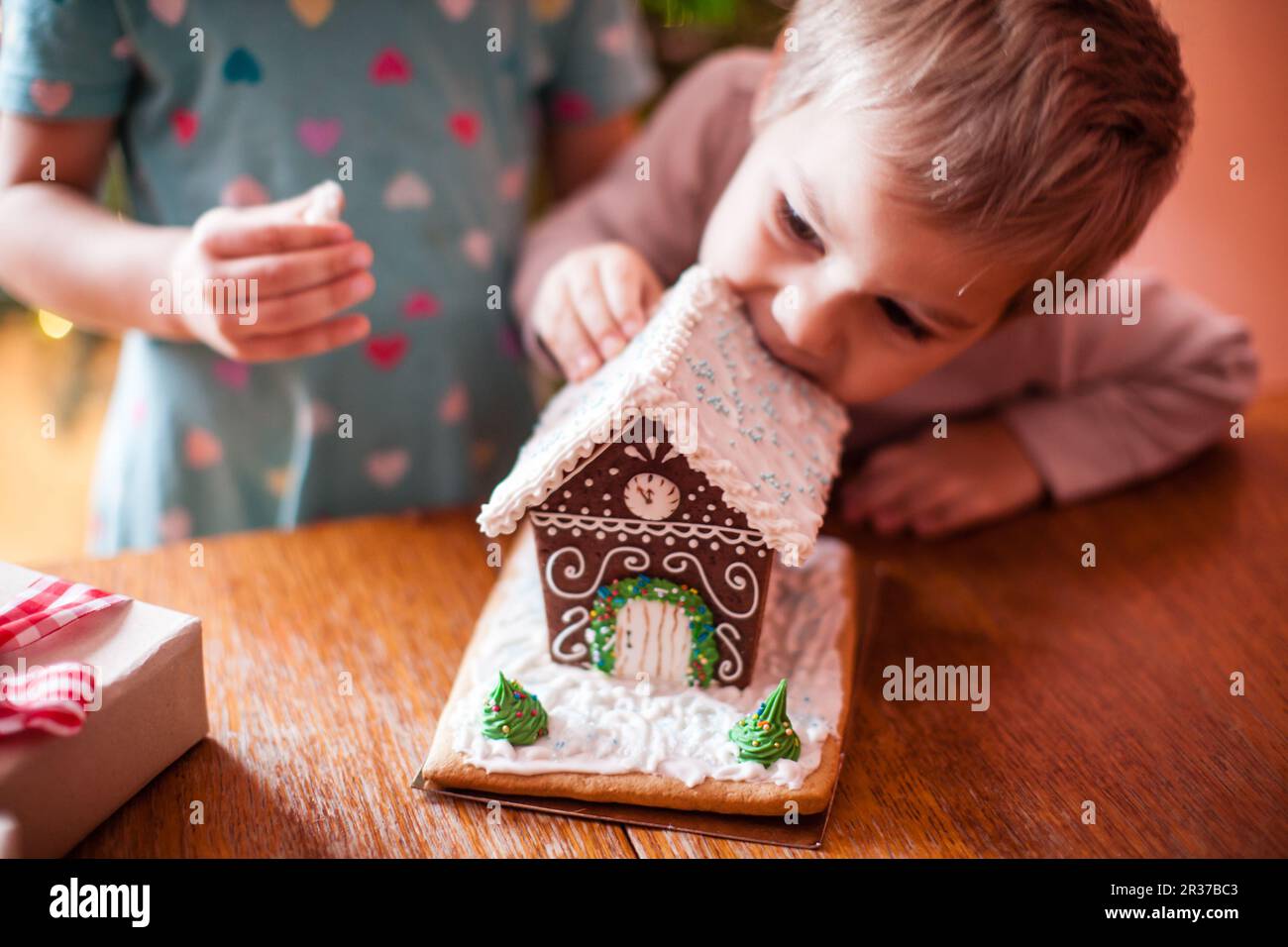 Kids with gingerbread house Stock Photo - Alamy