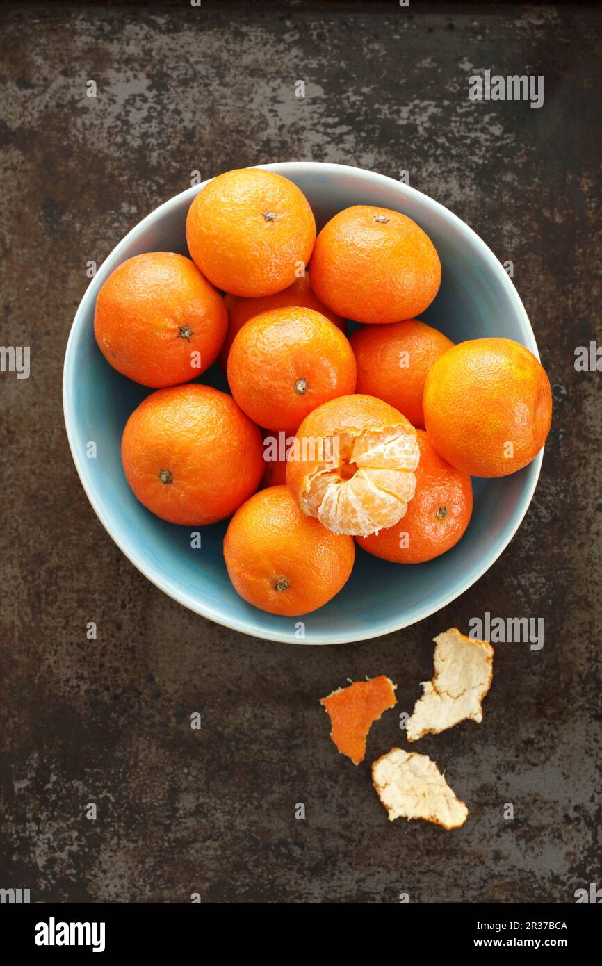 Mandarins, whole and peeled Stock Photo - Alamy