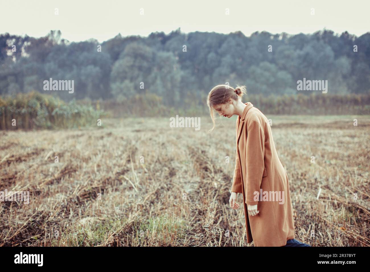 Homeless girl alone hi-res stock photography and images - Alamy