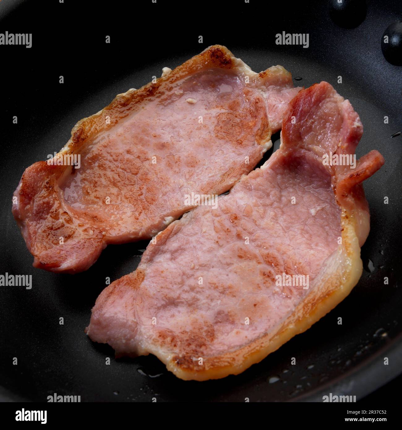 Fried English style bacon in skillet Stock Photo - Alamy