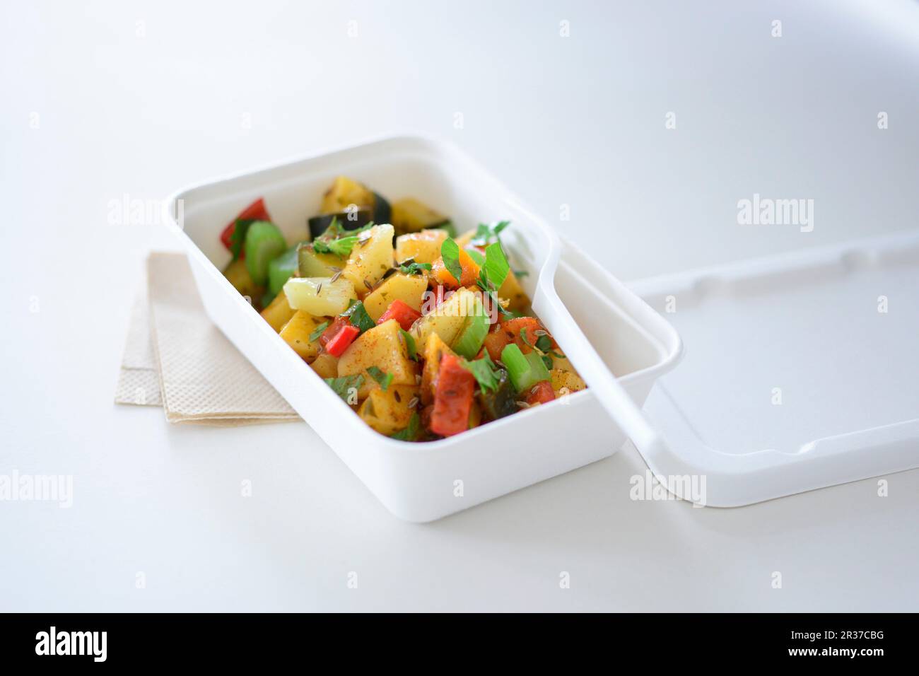 Chopped potatoes with vegetables in a takeaway box Stock Photo - Alamy