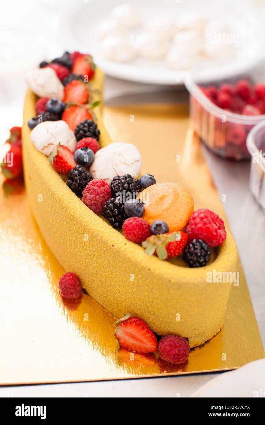 Decorating the cake Stock Photo - Alamy
