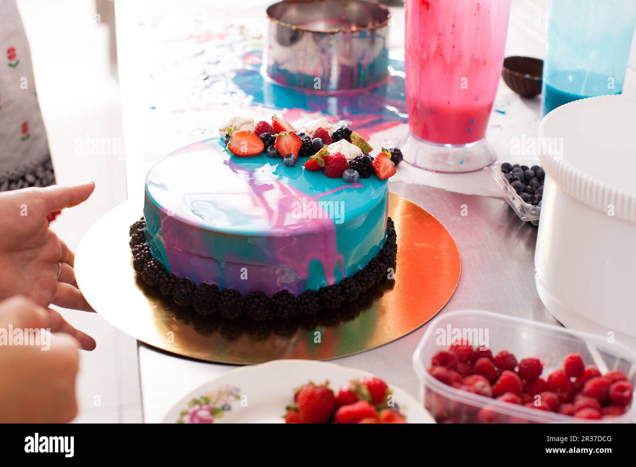 Decorating the cake Stock Photo - Alamy