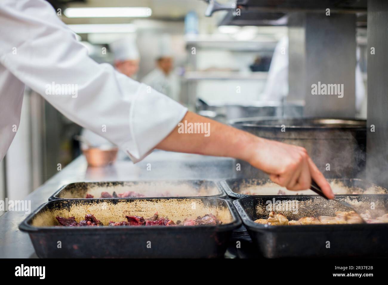 A chef in a restaurant kitchen Stock Photo - Alamy