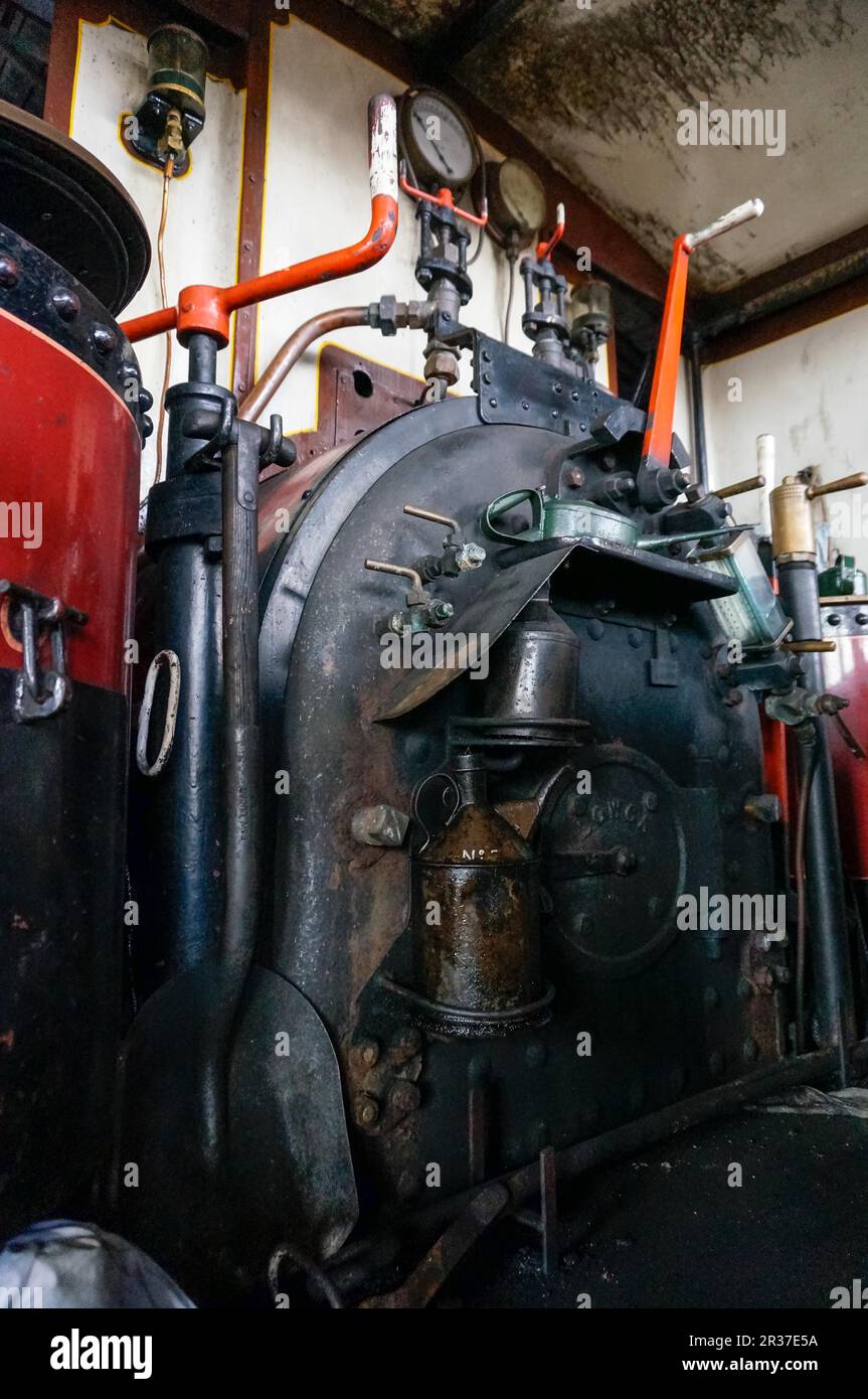 Black painted engine hi-res stock photography and images - Alamy