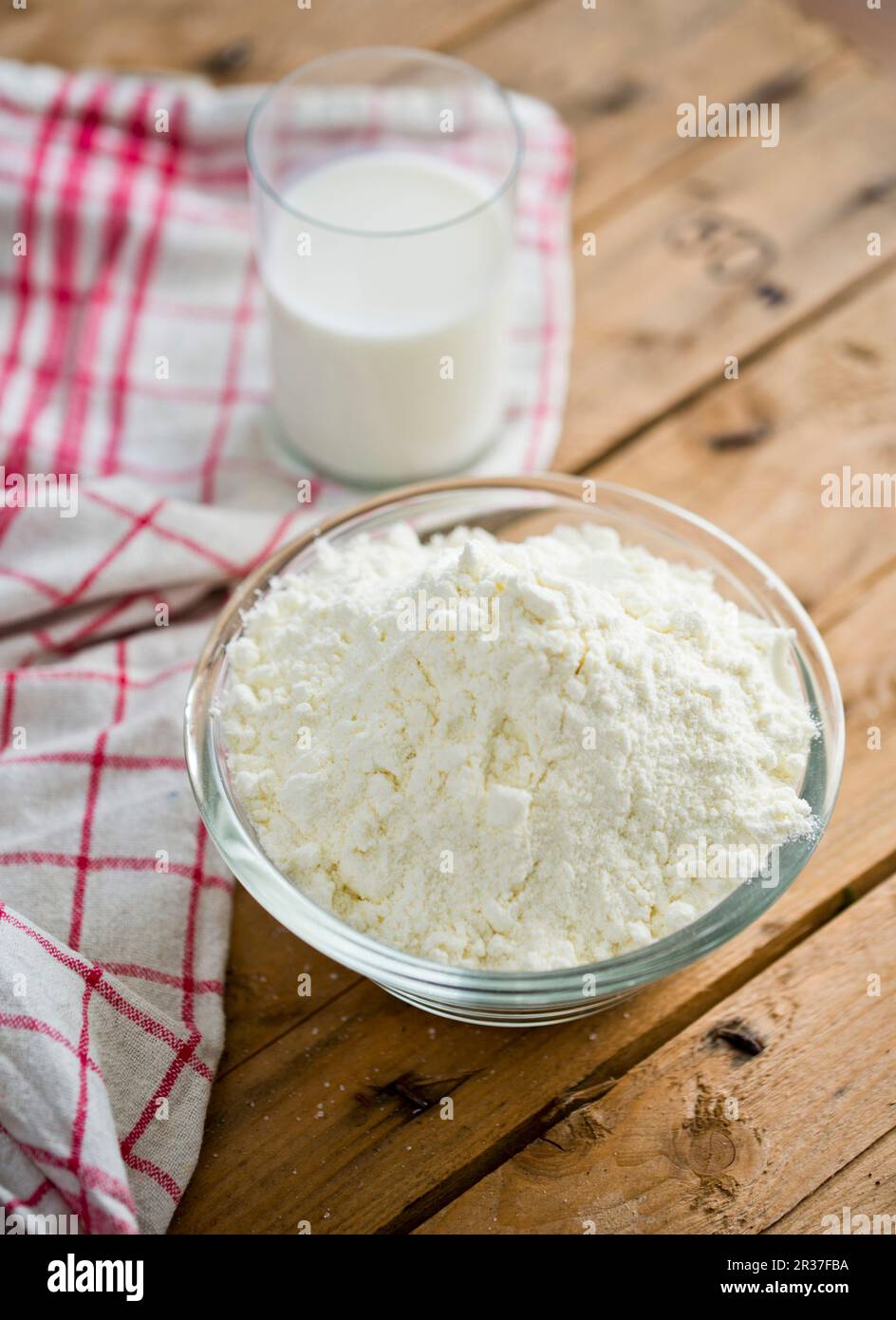 Fresh milk and milk powder Stock Photo - Alamy