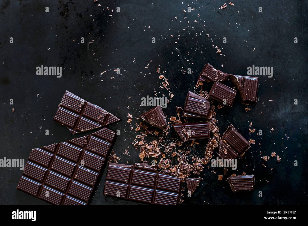 Whole and chopped squares of chocolate Stock Photo - Alamy